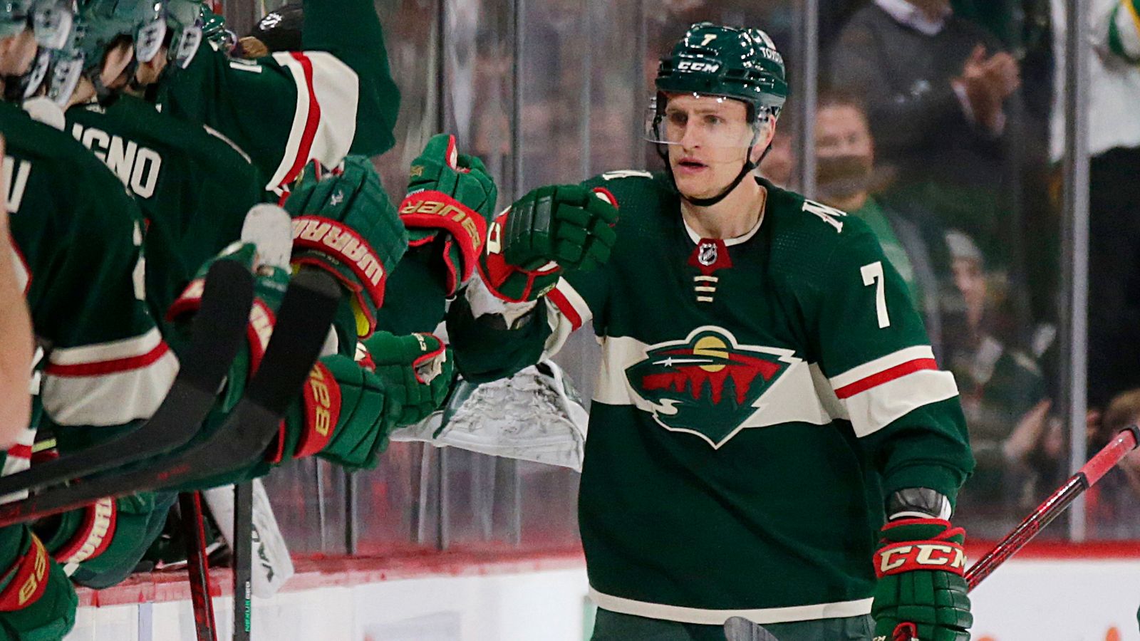 NHL News: Nico Sturm bei Minnesota-Sieg als "First Star" ausgezeichnet ...