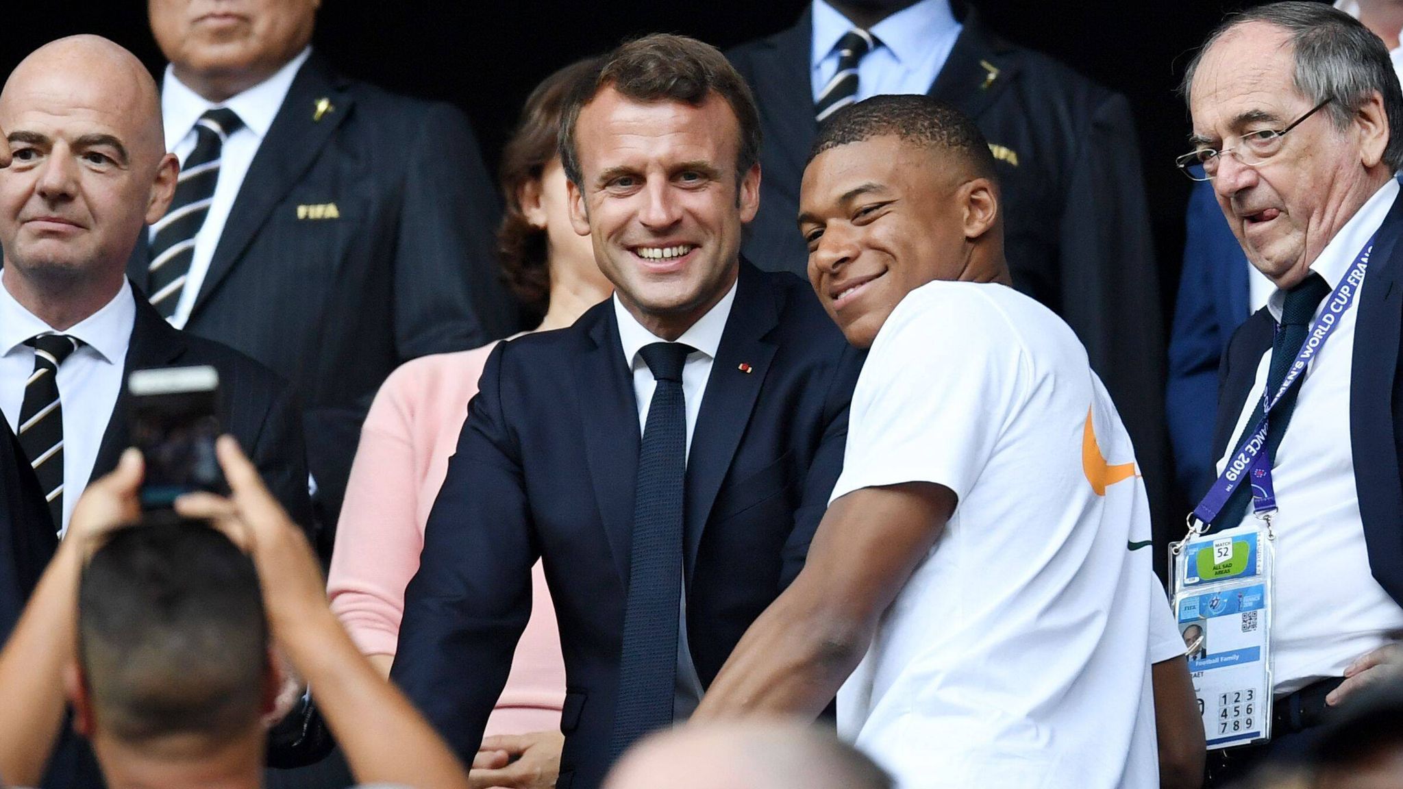 Paris Saint-Germain: Emmanuel Macron adelt PSG-Star Kylian Mbappe ...