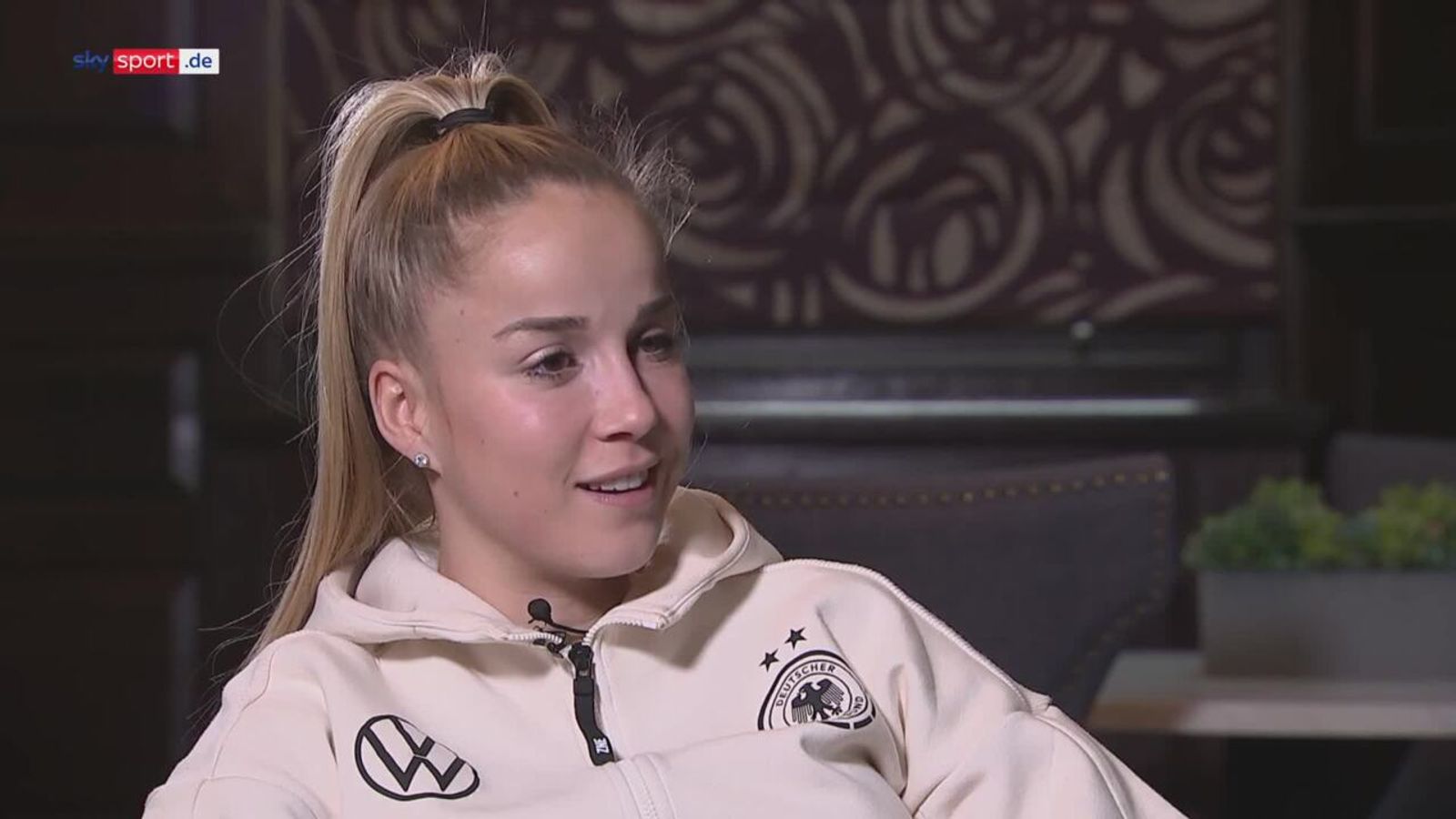 DFB Video: Giulia Gwinn über ihre Instagram-Follower | Fußball News ...