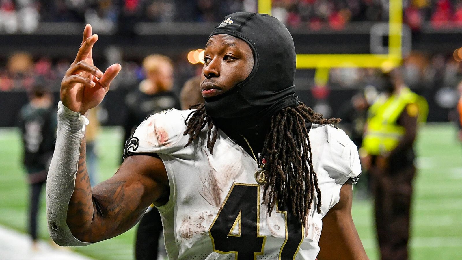 NFL News: Alvin Kamara von den New Orleans Saints schlägt auf Mann ein ...