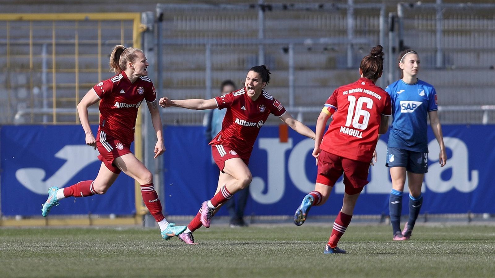 Frauen-Fußball News: Bayern Frauen siegen in Hoffenheim | Fußball News ...