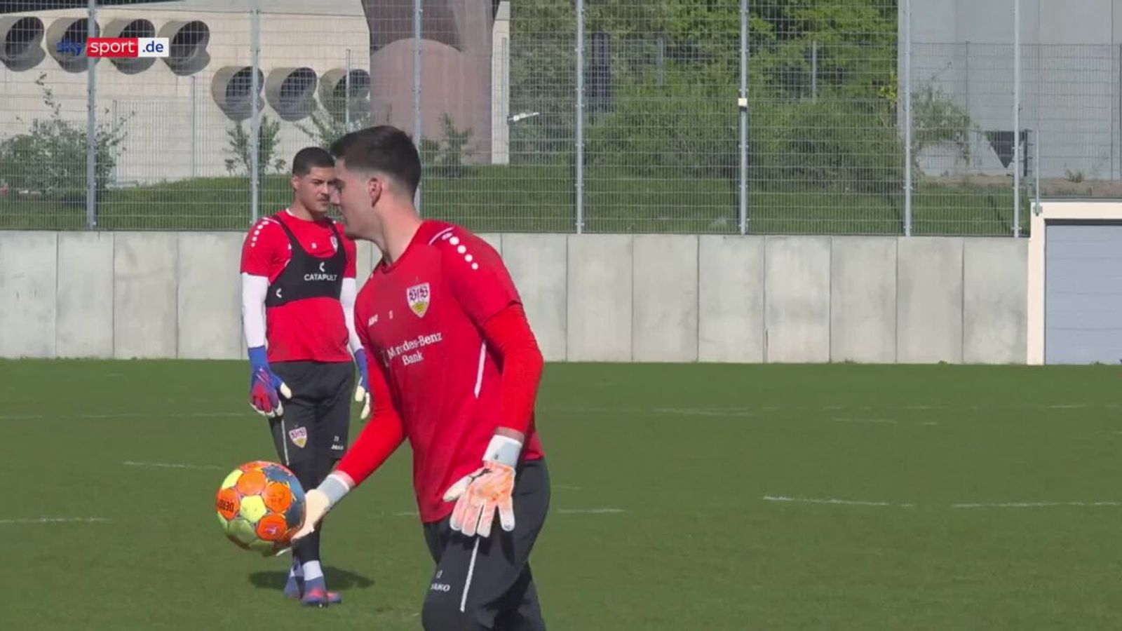 VfB Stuttgart Video: Dennis Seimen gilt als größtes Torwart-Talent in ...