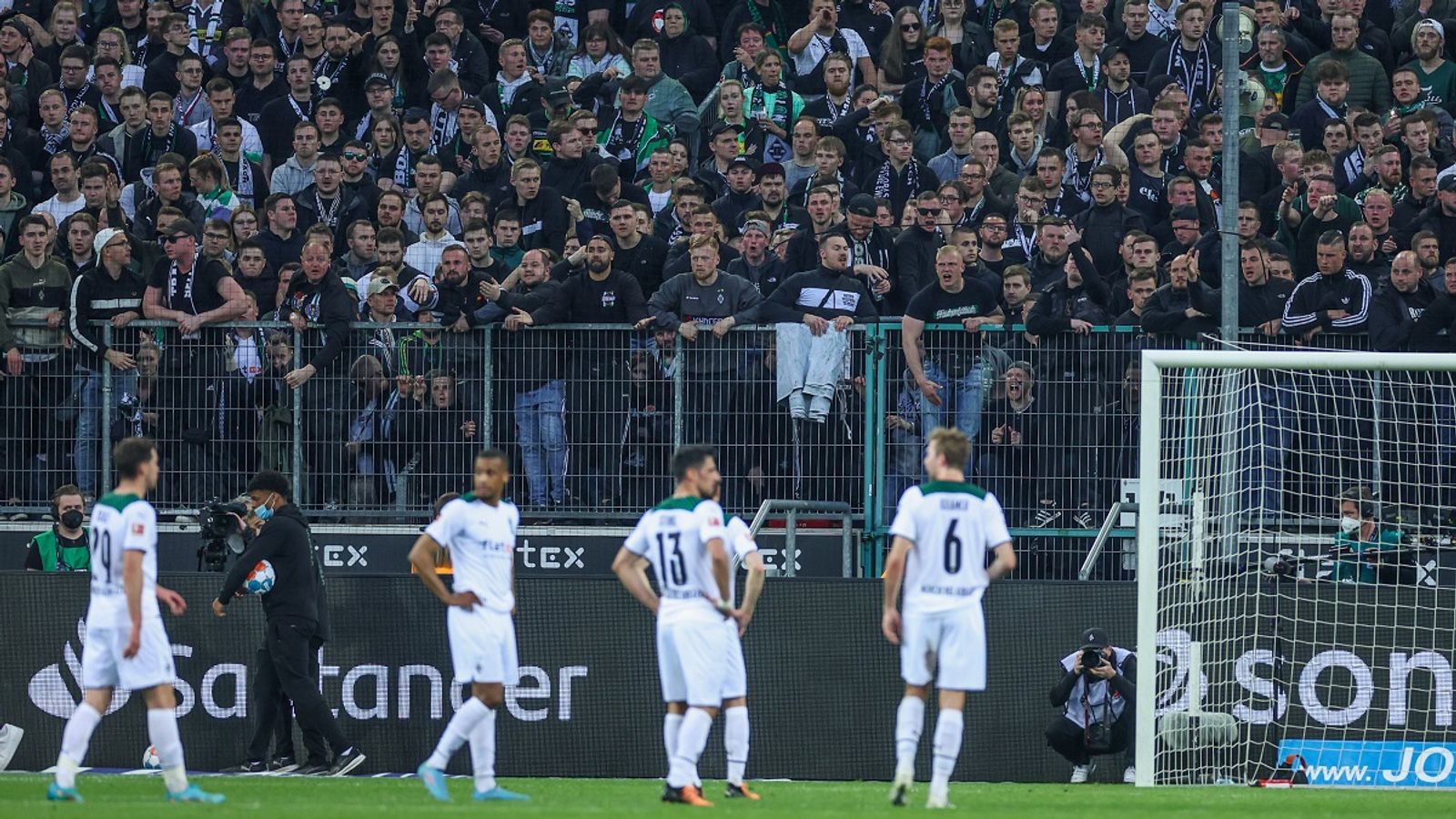 Bundesliga News: Gladbach-Fans besetzen Vereinsgelände nach Derby ...