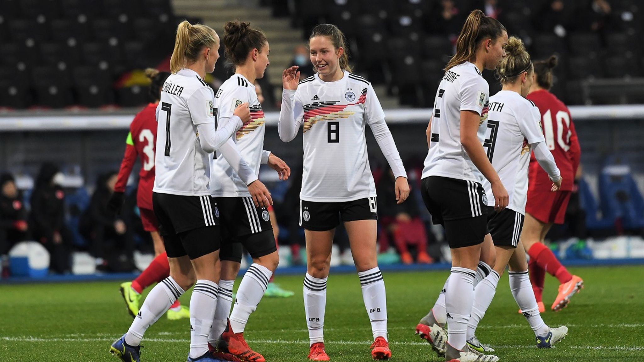 DFB News: Frauen-Nationalmannschaft mit neuem Trikot zur EM | Fußball ...