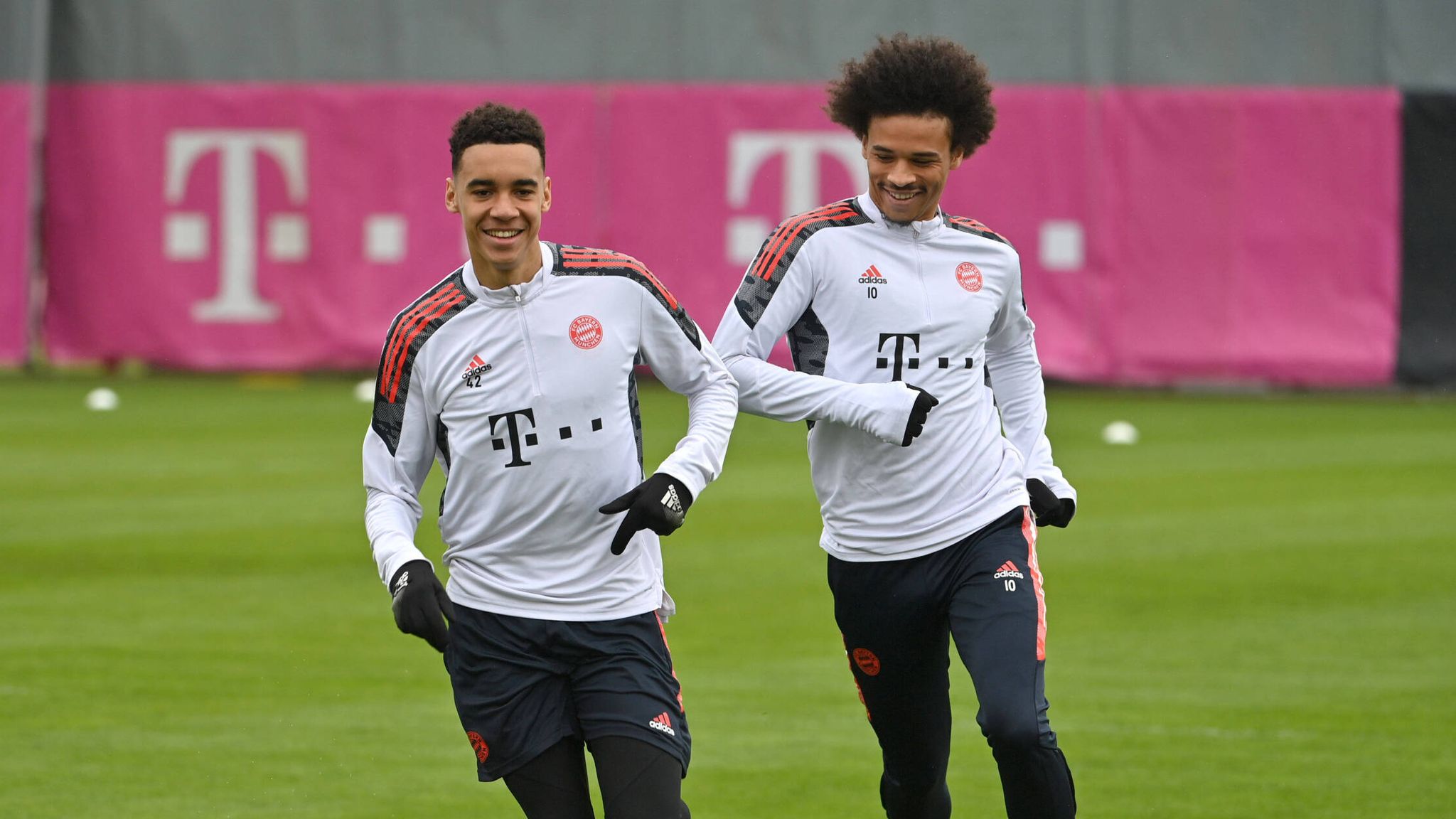 DFB: Jamal Musiala stellt sich vor Leroy Sane | Fußball News | Sky Sport