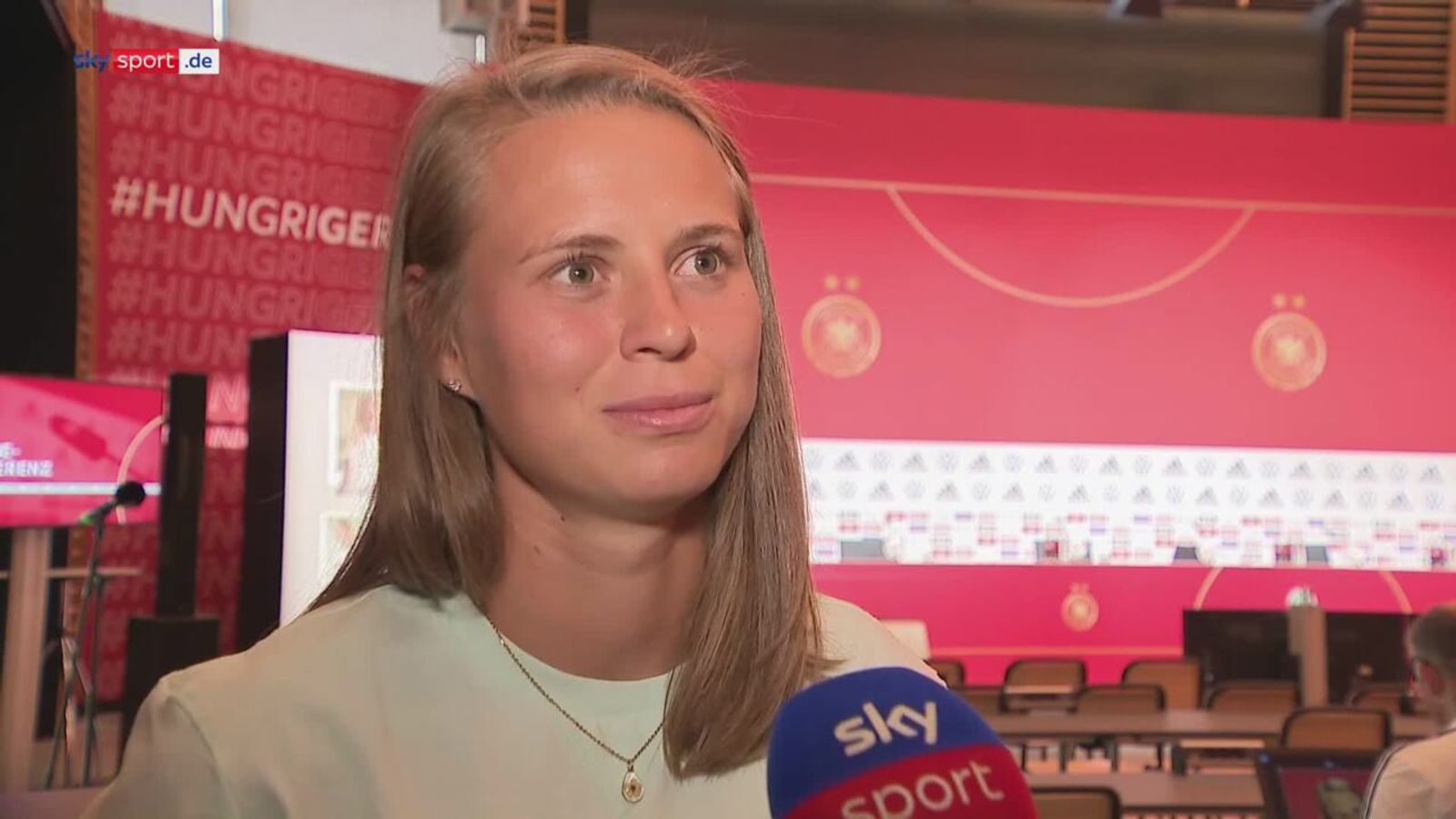 DFB-Team Frauen: Klara Bühl über Vergleich mit Arjen Robben | Fußball ...