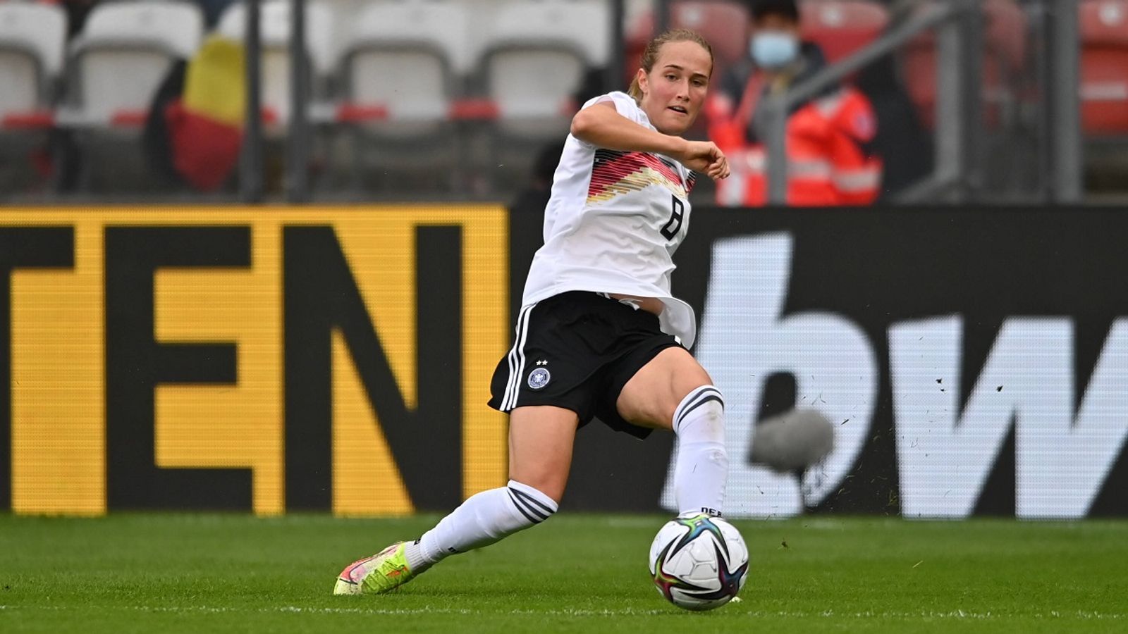 Frauenfußball-EM: Lena Oberdorf stellt DFB-Team vor | Fußball News ...