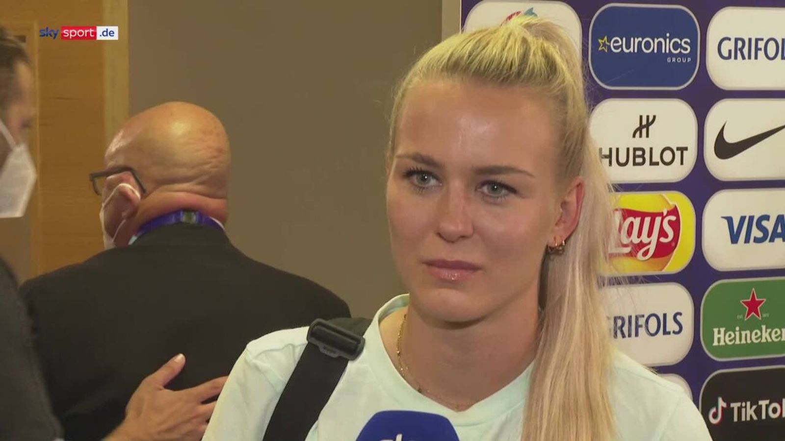 DFB-Frauen: Keeperin Merle Frohms erleichtert nach Final-Einzug ...