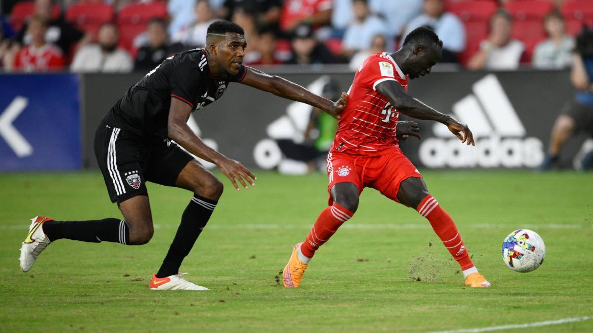 FC Bayern: Mane und de Ligt treffen bei Bayern-Sieg gegen DC United ...