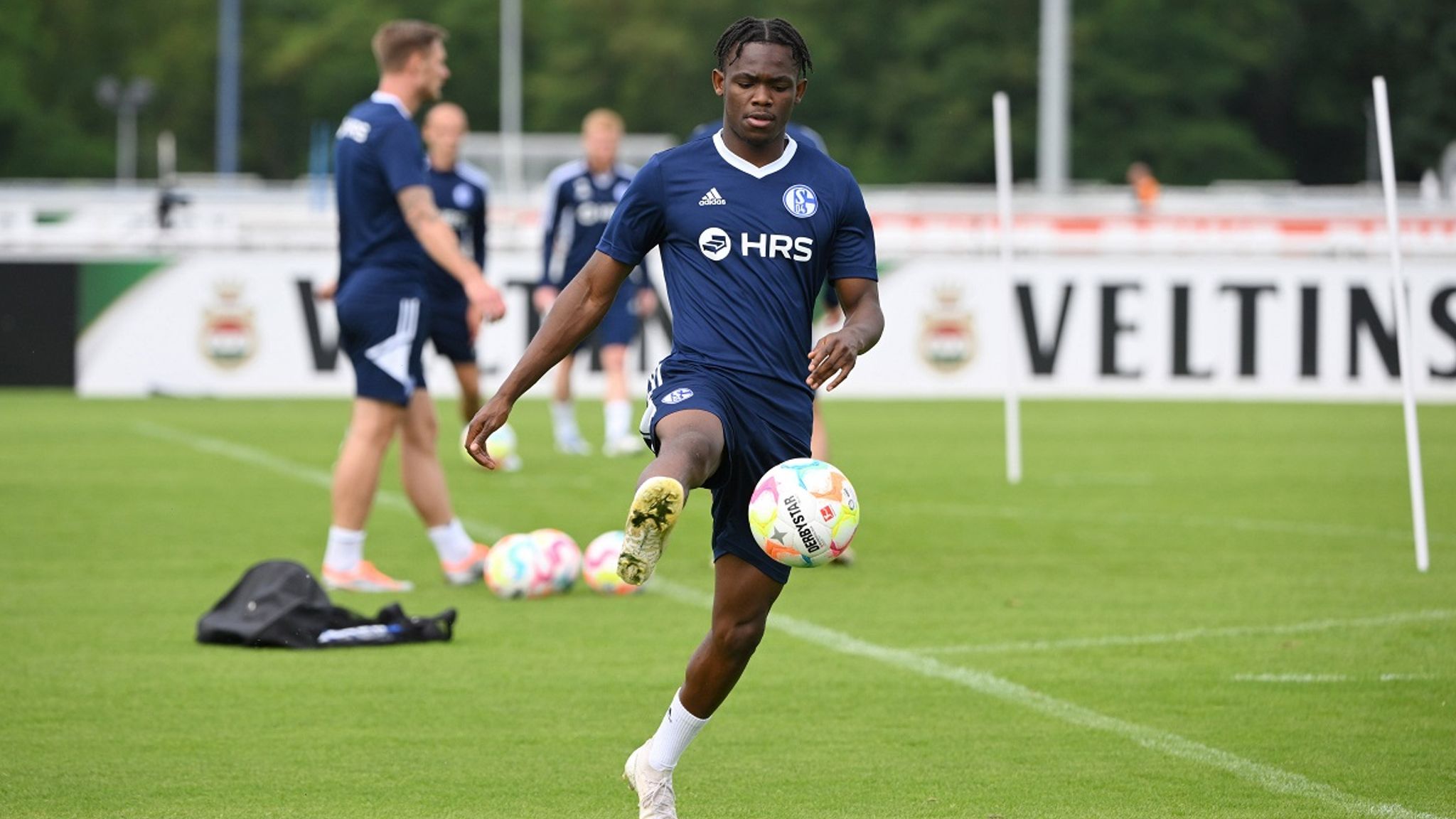 Transfer News: Matondo nach Sky Info in Gesprächen über Schalke-Abgang ...