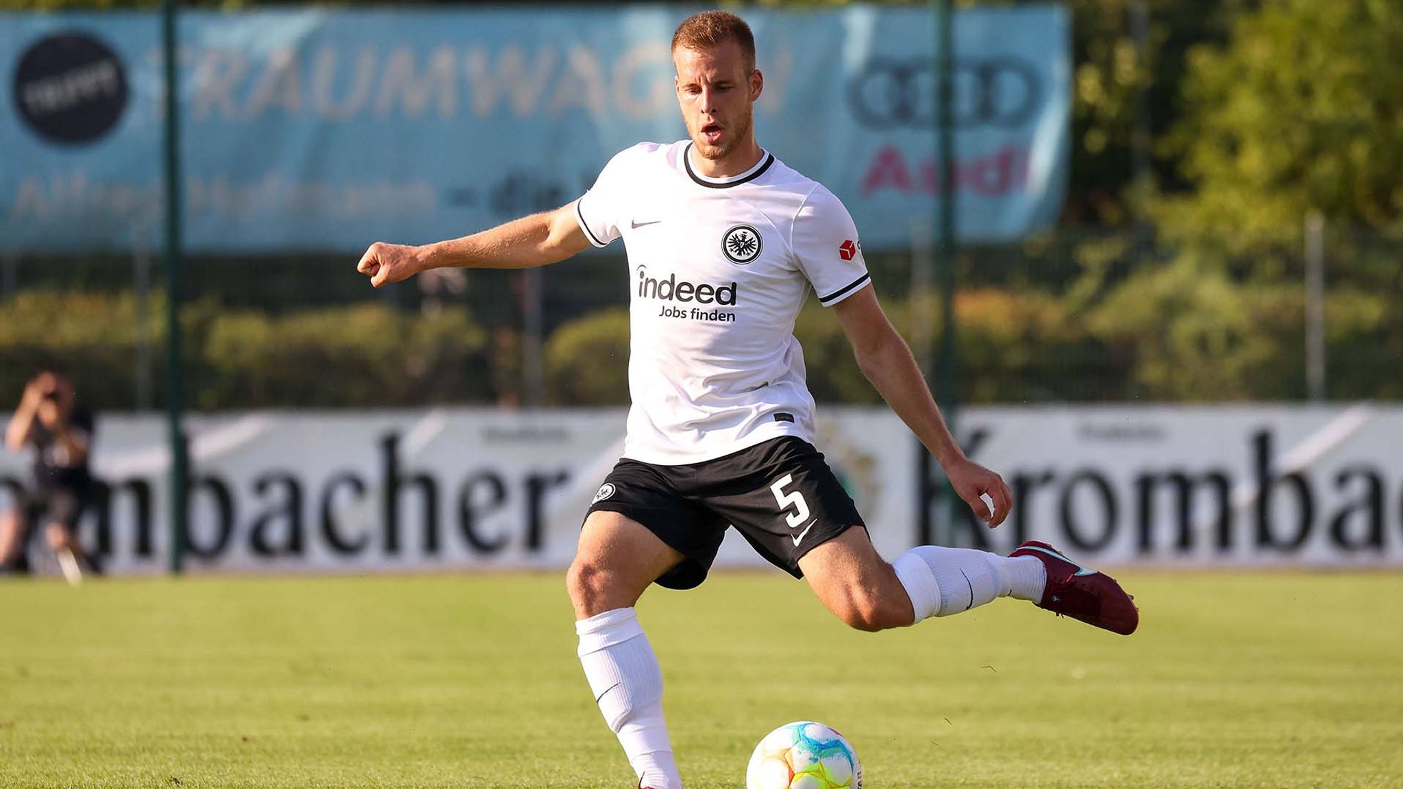 Eintracht Frankfurt: Hrvoje Smolcic gegen Bayern gesperrt | Fußball ...