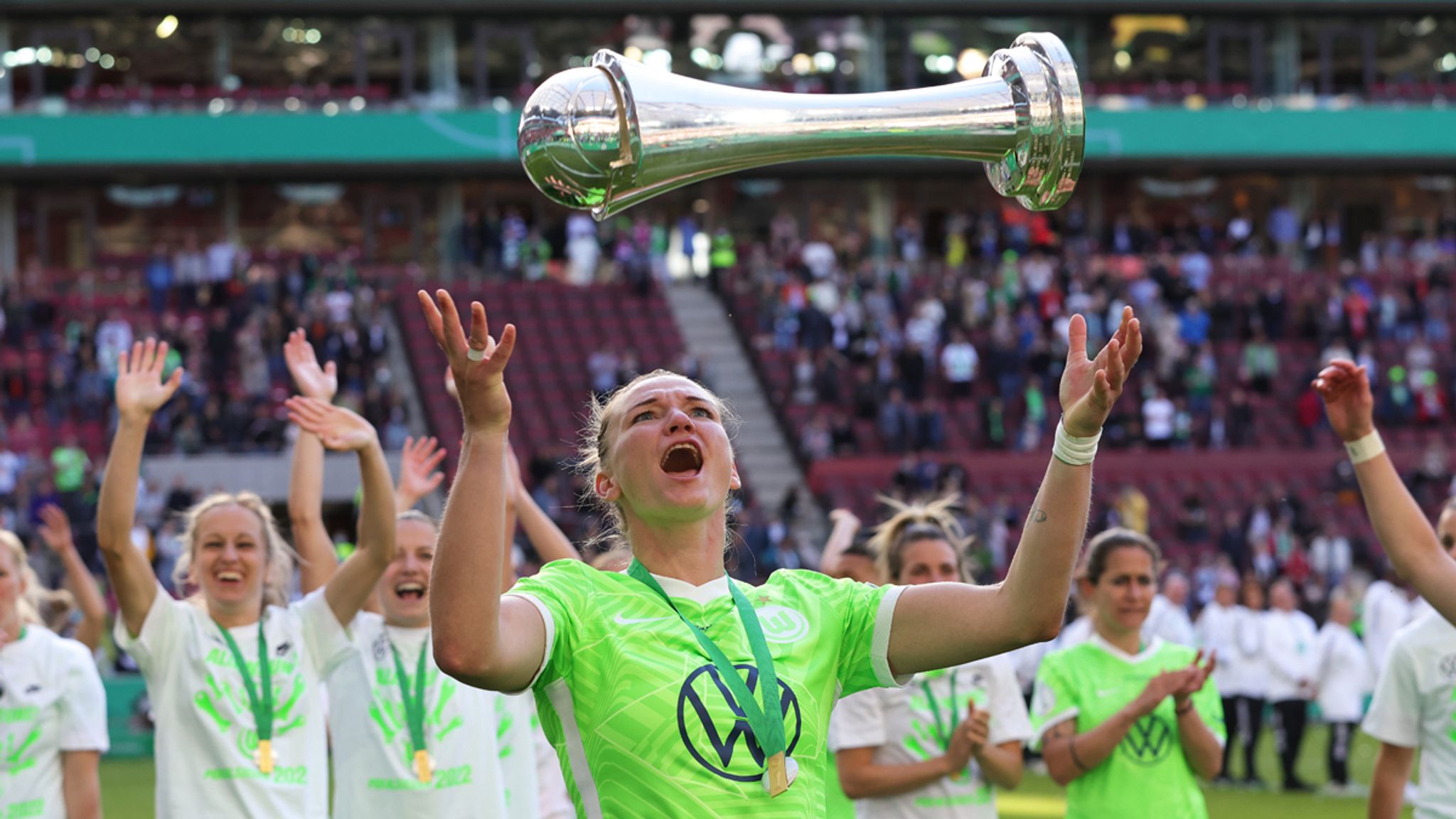 VfL Wolfsburg: Kapitänin Popp bleibt bis 2025 | Fußball News | Sky Sport