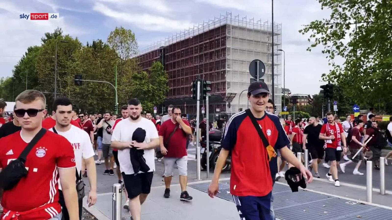 FC Bayern: Fanmarsch der Bayern-Fans in Mailand zum Spiel gegen Inter ...