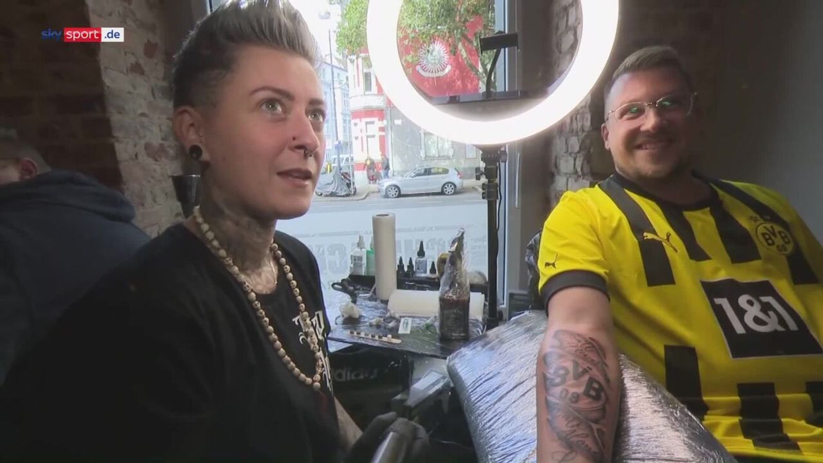 BVB: Fan lässt sich am Derbytag Tattoo stechen | Fußball News | Sky Sport
