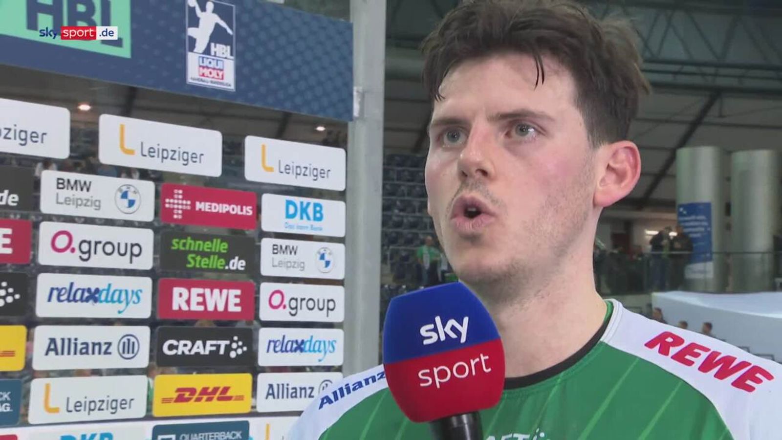 SC DHfK Leipzig: SImon Ernst zeigt sich nach dem ersten Saisonsieg sichtlich erleichtert ...