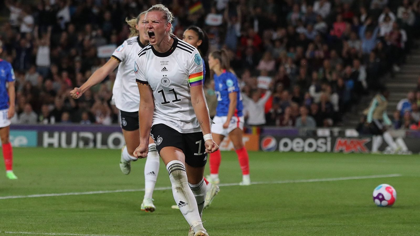 DFB-Frauen: Popp spricht über mögliches Karriereende | Fußball News ...