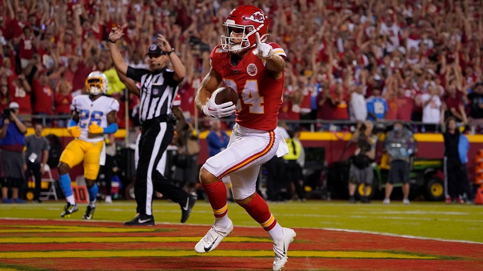 NFL: Watson führt Chiefs zu knappem Sieg gegen die Chargers | NFL News ...