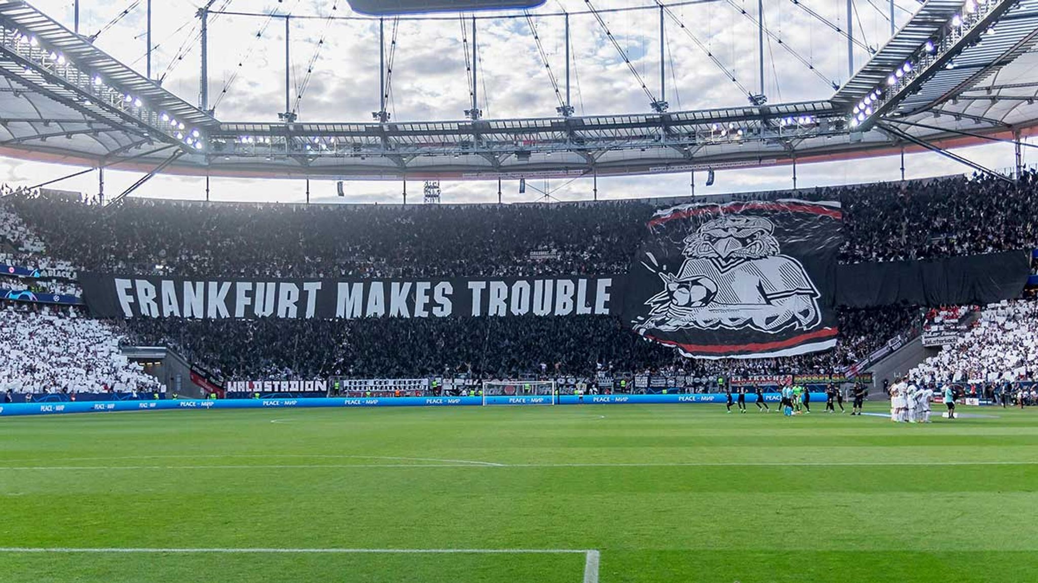 Eintracht Frankfurt: Champions-League-Premiere! Die besten Choreos der ...