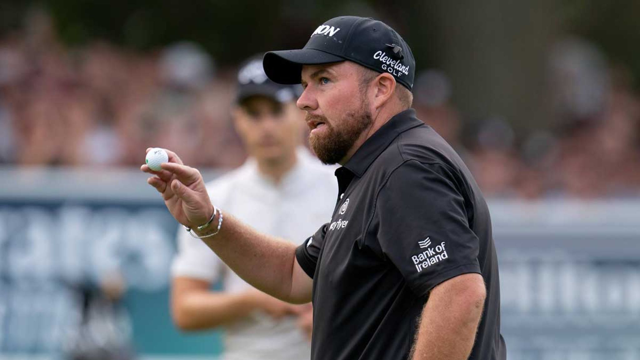 Golf: Shane Lowry siegt in Wentworth knapp vor Rory McIlroy & Jon Rahm ...