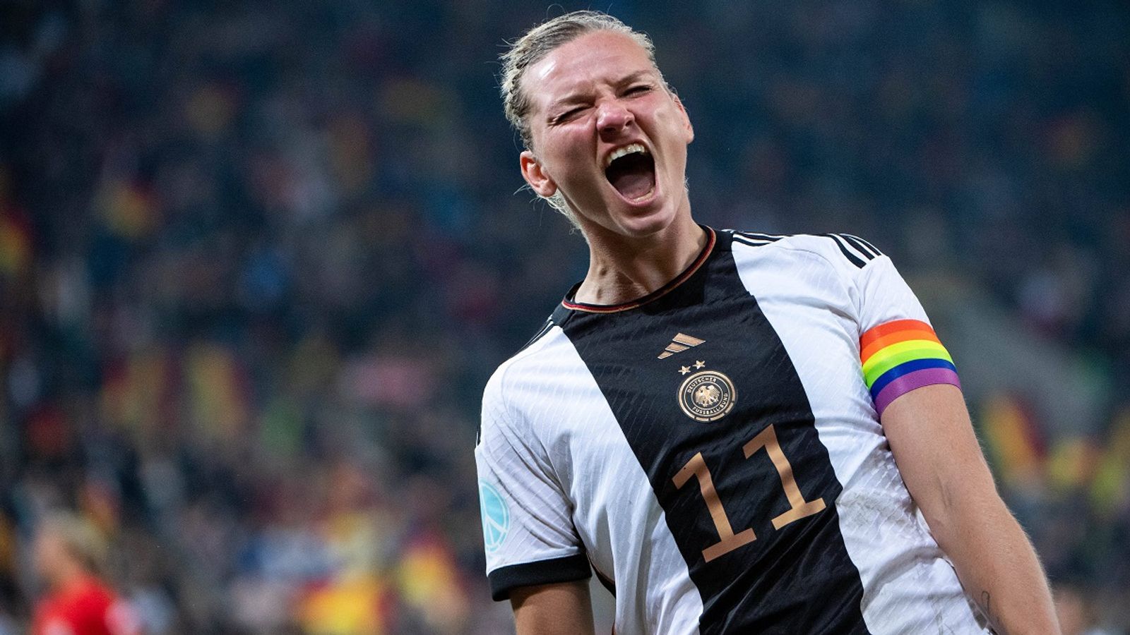 DFB-Frauen: EM-Heldin Popp bleibt in Torlaune vor klasse Publikum in ...