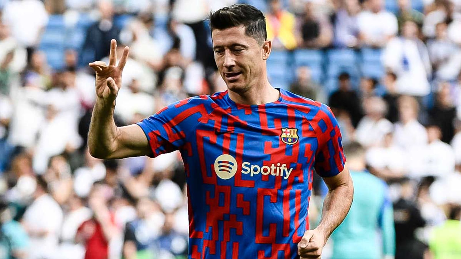 FC Barcelona News: Ryanair verspottet Ex-Bayern-Star Robert Lewandowski ...