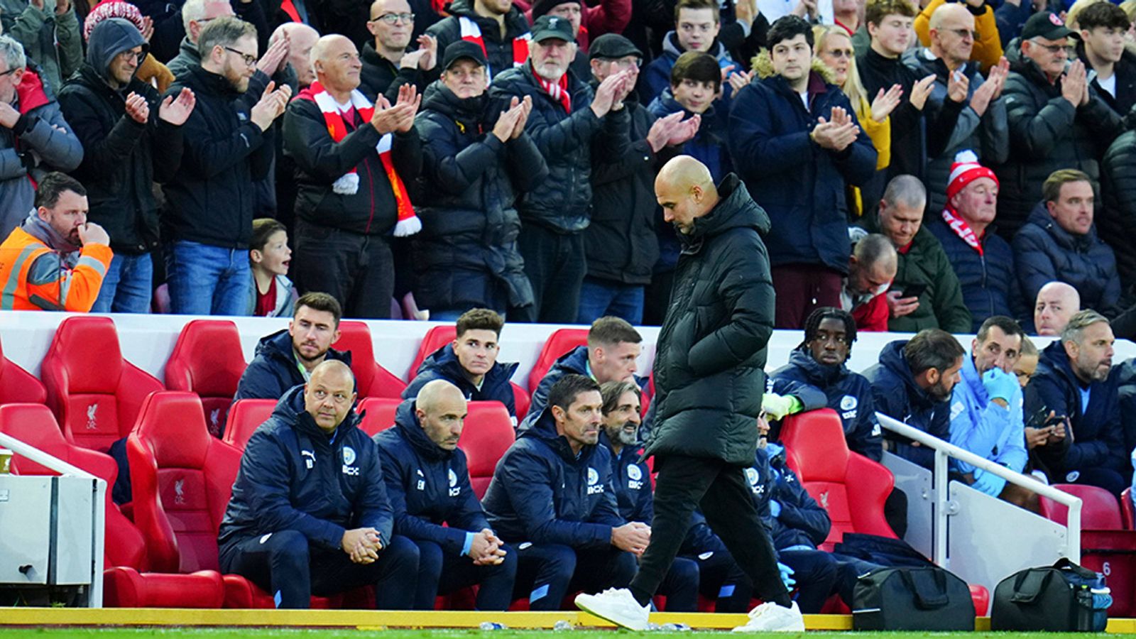 Premier League: Liverpool-Fans bewerfen Guardiola mit Münzen | Fußball ...