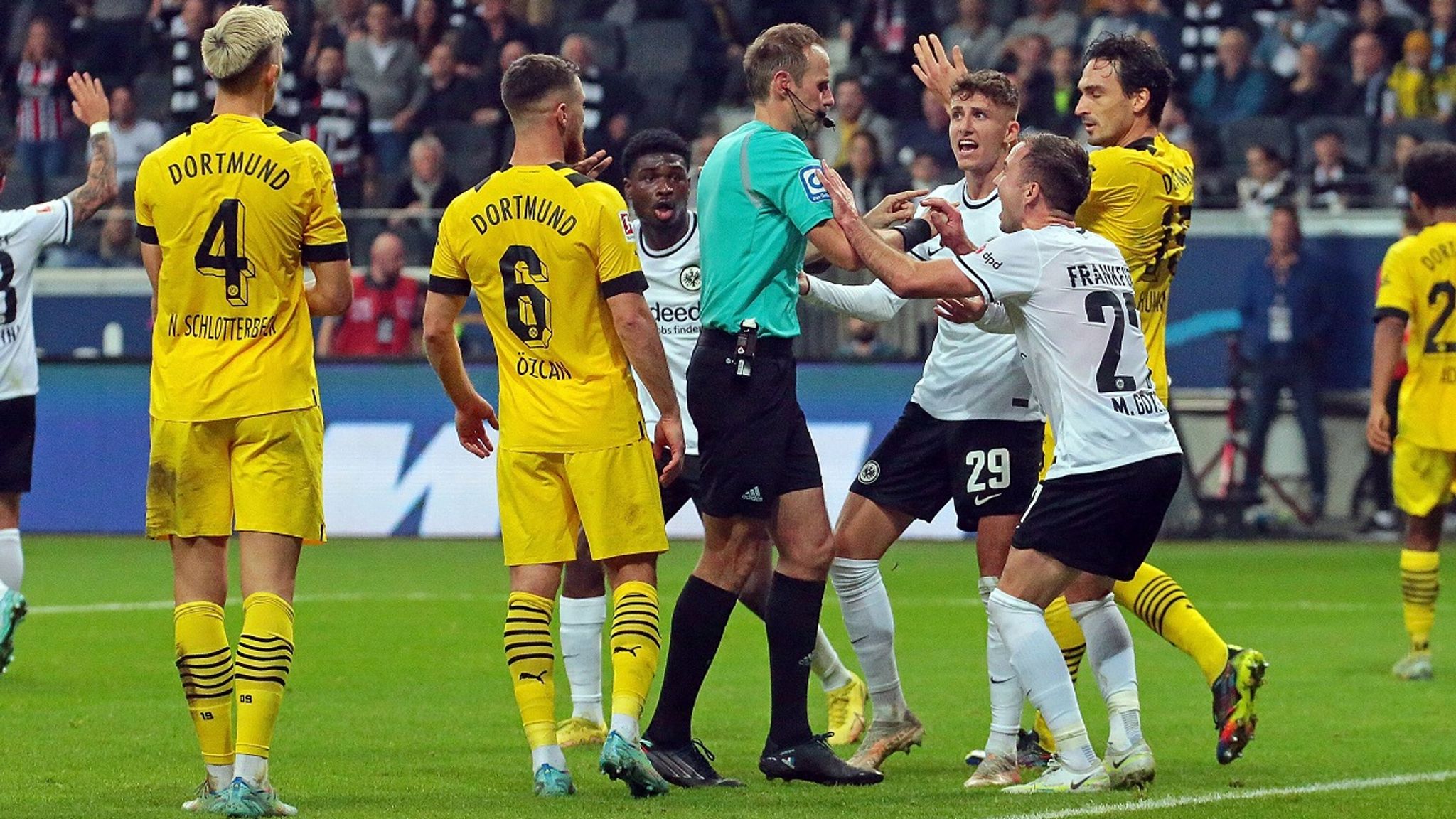 Fehlentscheidung bei Frankfurt - Dortmund: Schiri Sascha Stegemann ...