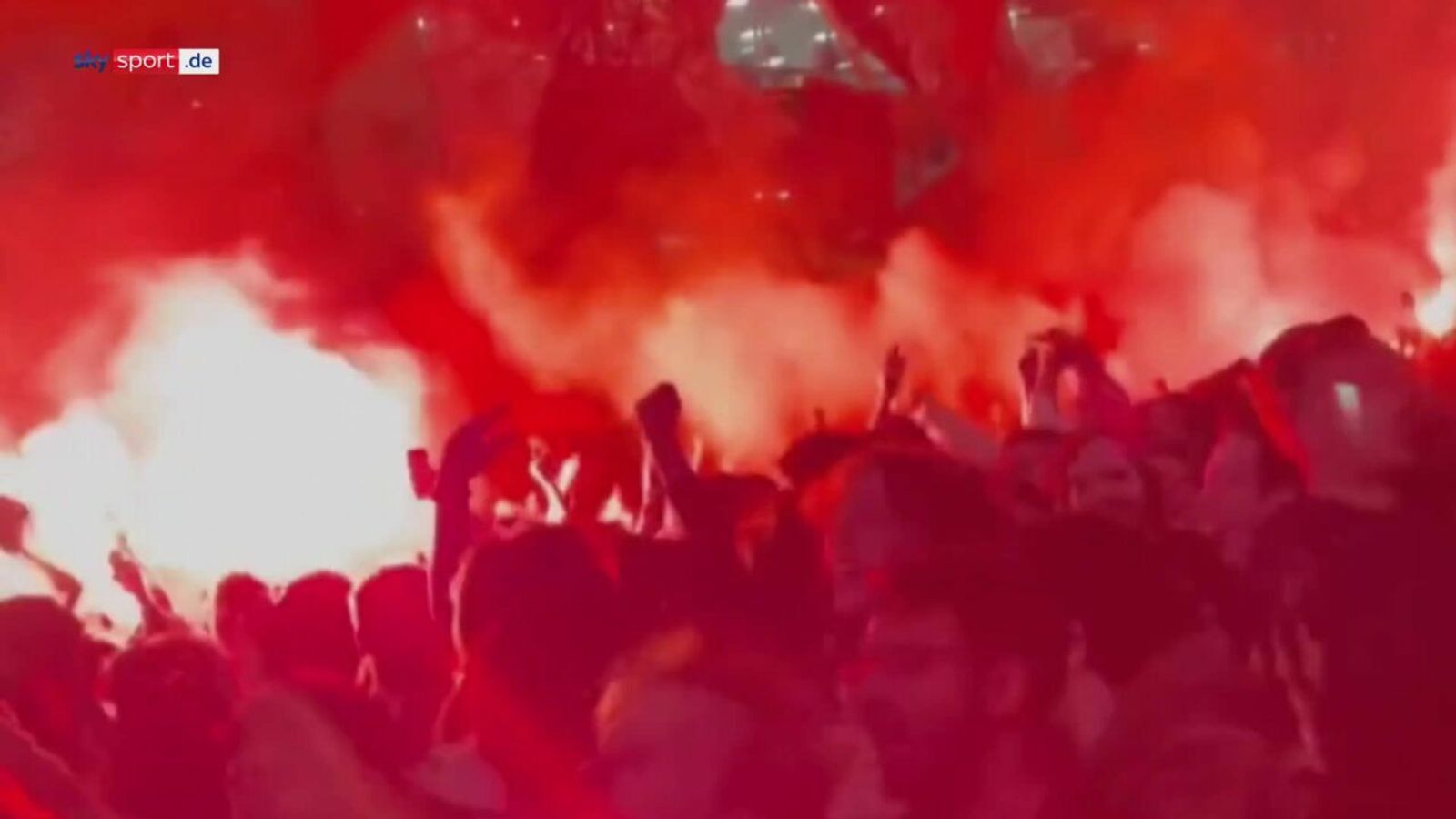 WM 2022: Australische Fans feiern mit Pyroshow den Achtelfinaleinzug ...