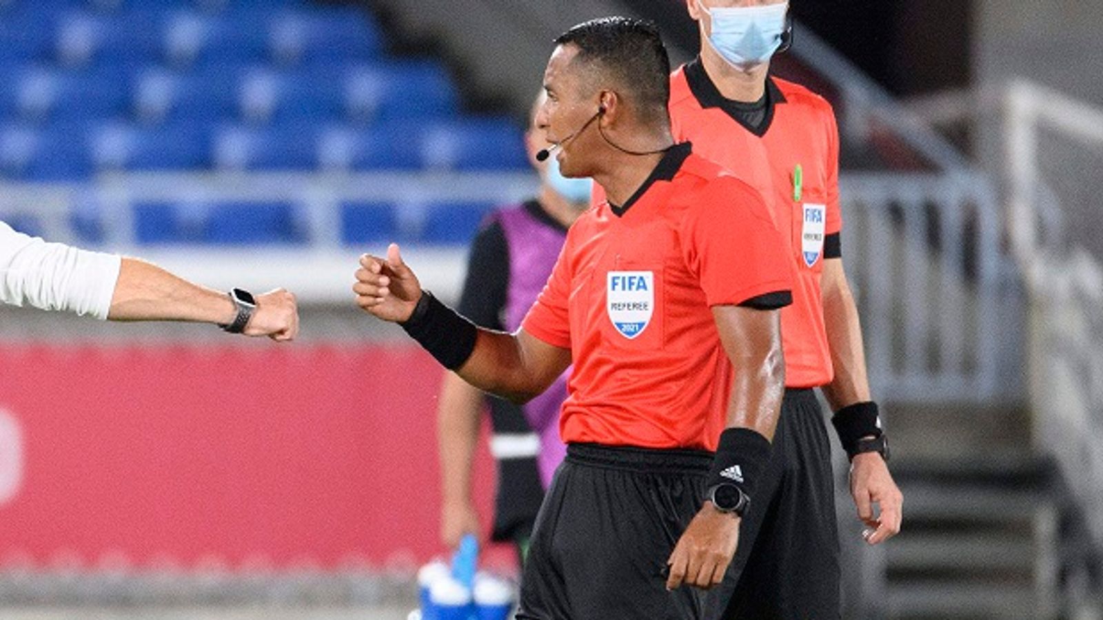 WM 2022: Barton pfeift erstes deutsches WM-Spiel | Fußball News | Sky Sport