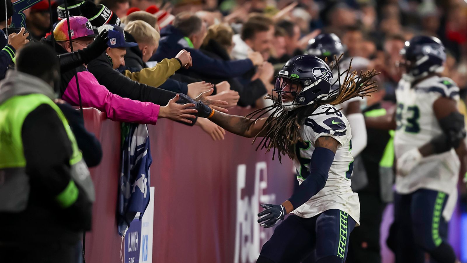 NFL: Deutschland-Premiere in München - Sky Volontärin mit ...