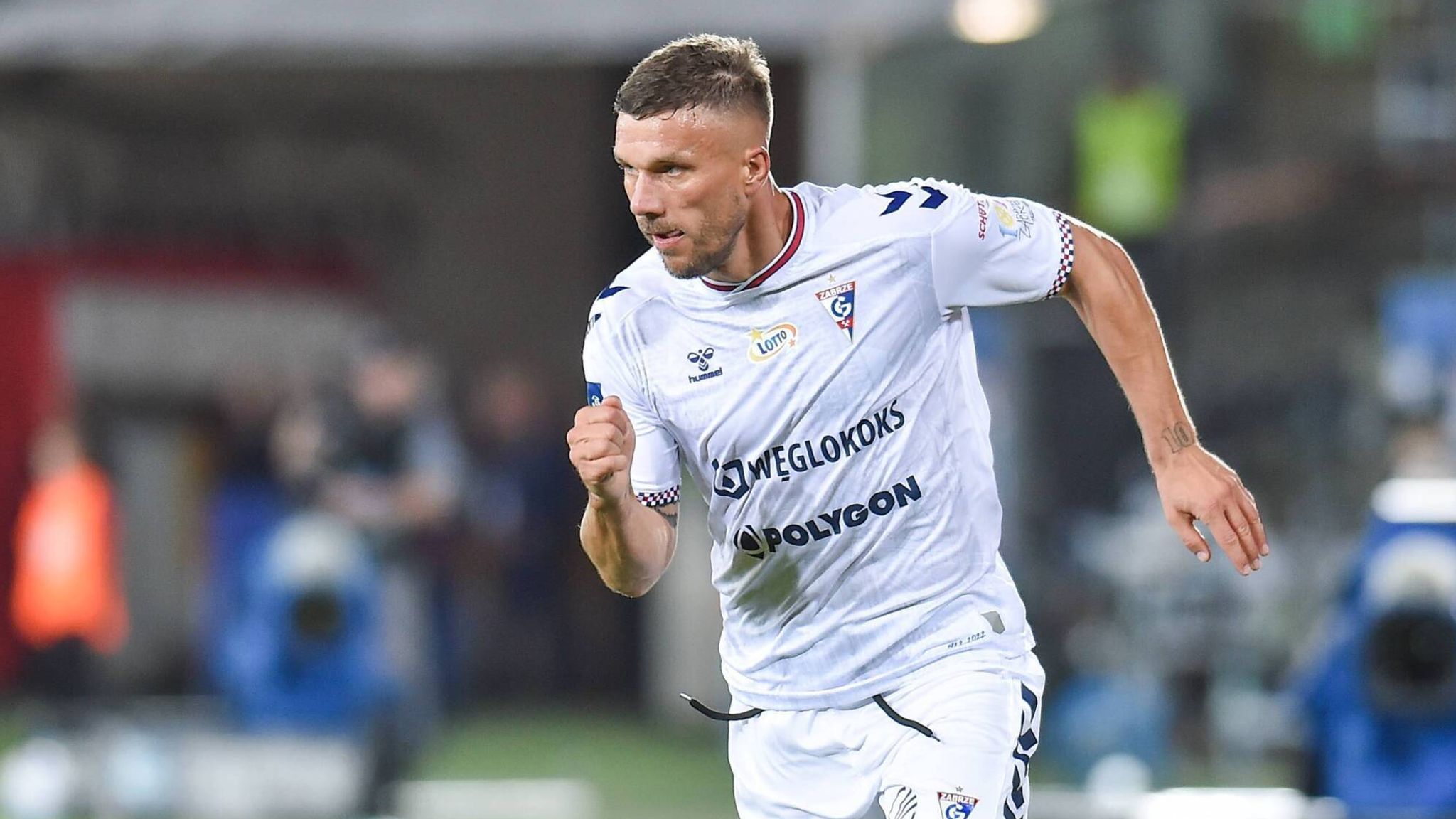 Fußball: Podolski mit 60-Meter-Tor für Zabrze | Fußball News | Sky Sport