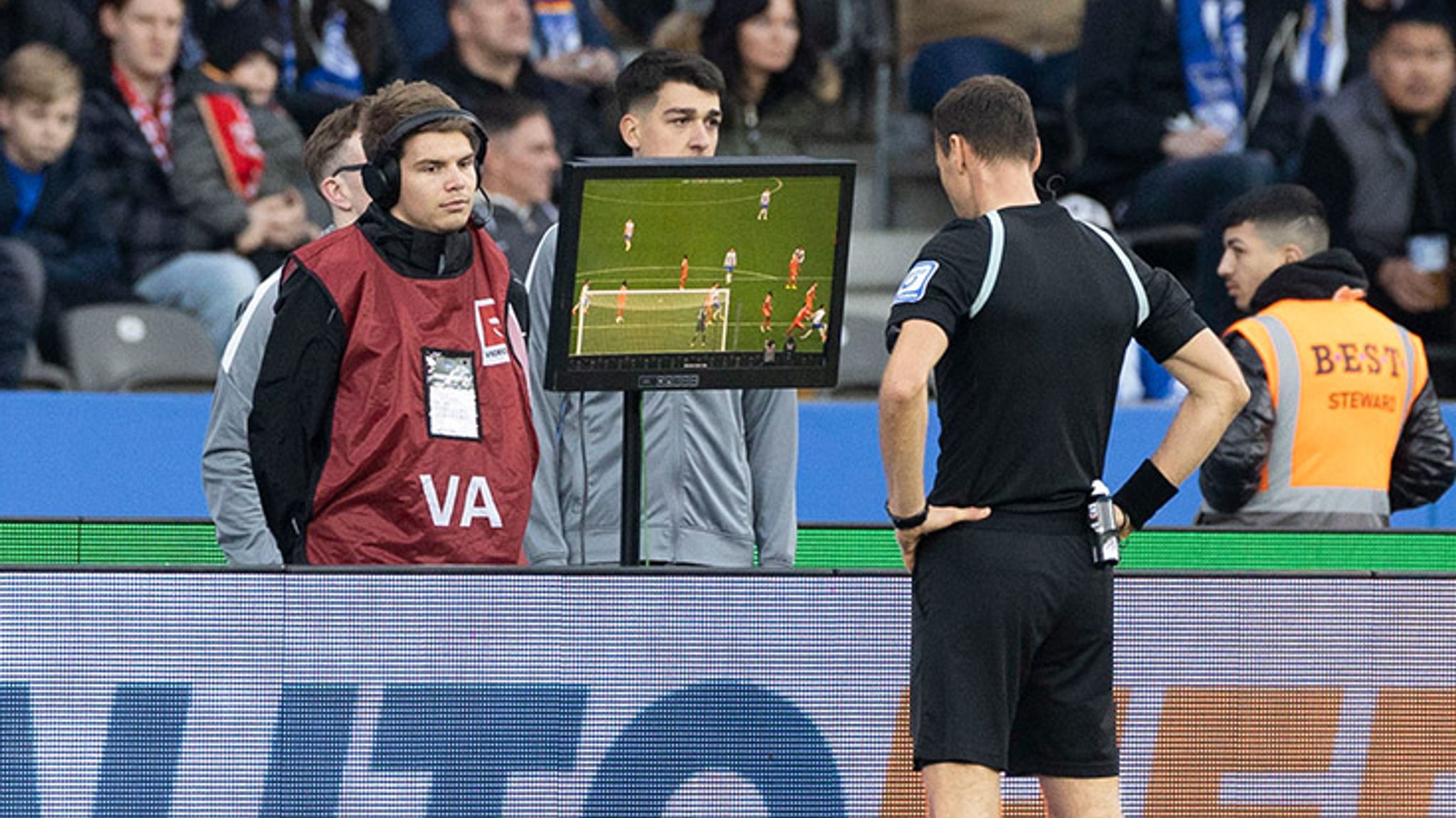 Testphase: VAR-Entscheidung via Stadionmikro | Fußball News | Sky Sport