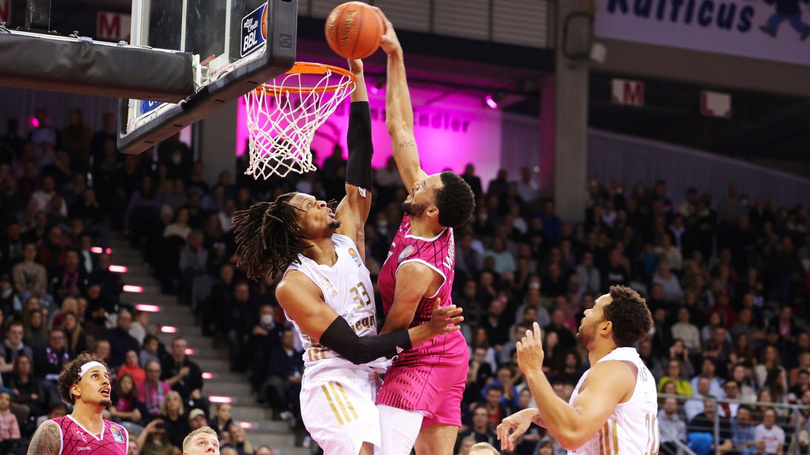 Basketball: Baskets Bonn besiegen FC Bayern und sind Tabellenführer ...