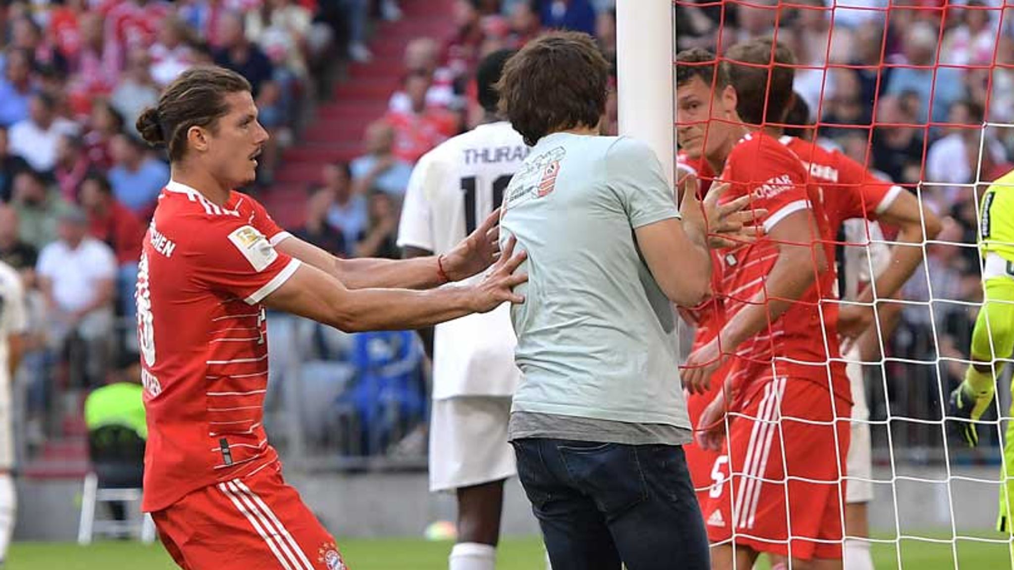 Bundesliga: FC Bayern muss Strafe wegen Klima-Aktivisten zahlen ... Bundesliga: FC Bayern muss Strafe wegen Klima-Aktivisten zahlen ...