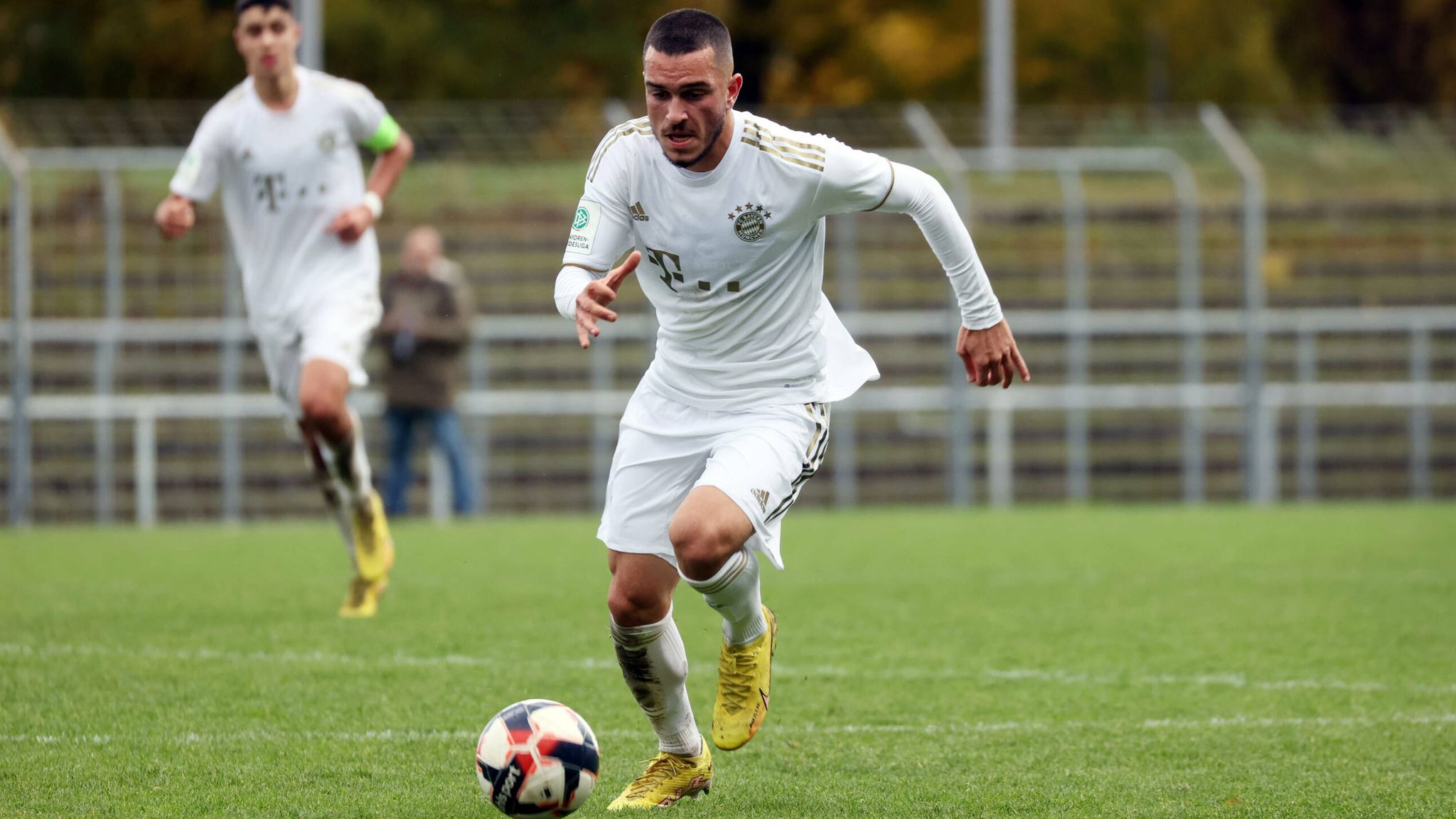 FC Bayern: Arijon Ibrahimovic unterschreibt ersten Profivertrag - ein ...