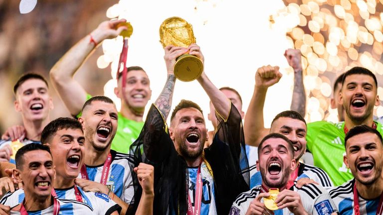WM 2022: Lionel Messi will Argentinien-Karriere fortsetzen | Fußball ...