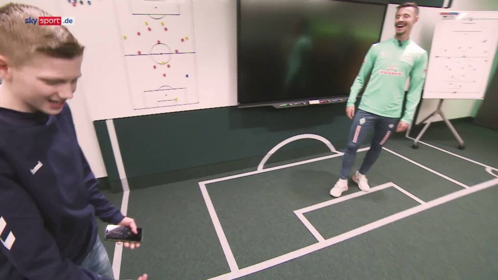 Werder Bremen: Kids-Reporter zeigen Friedl Trick von Freestyler ...