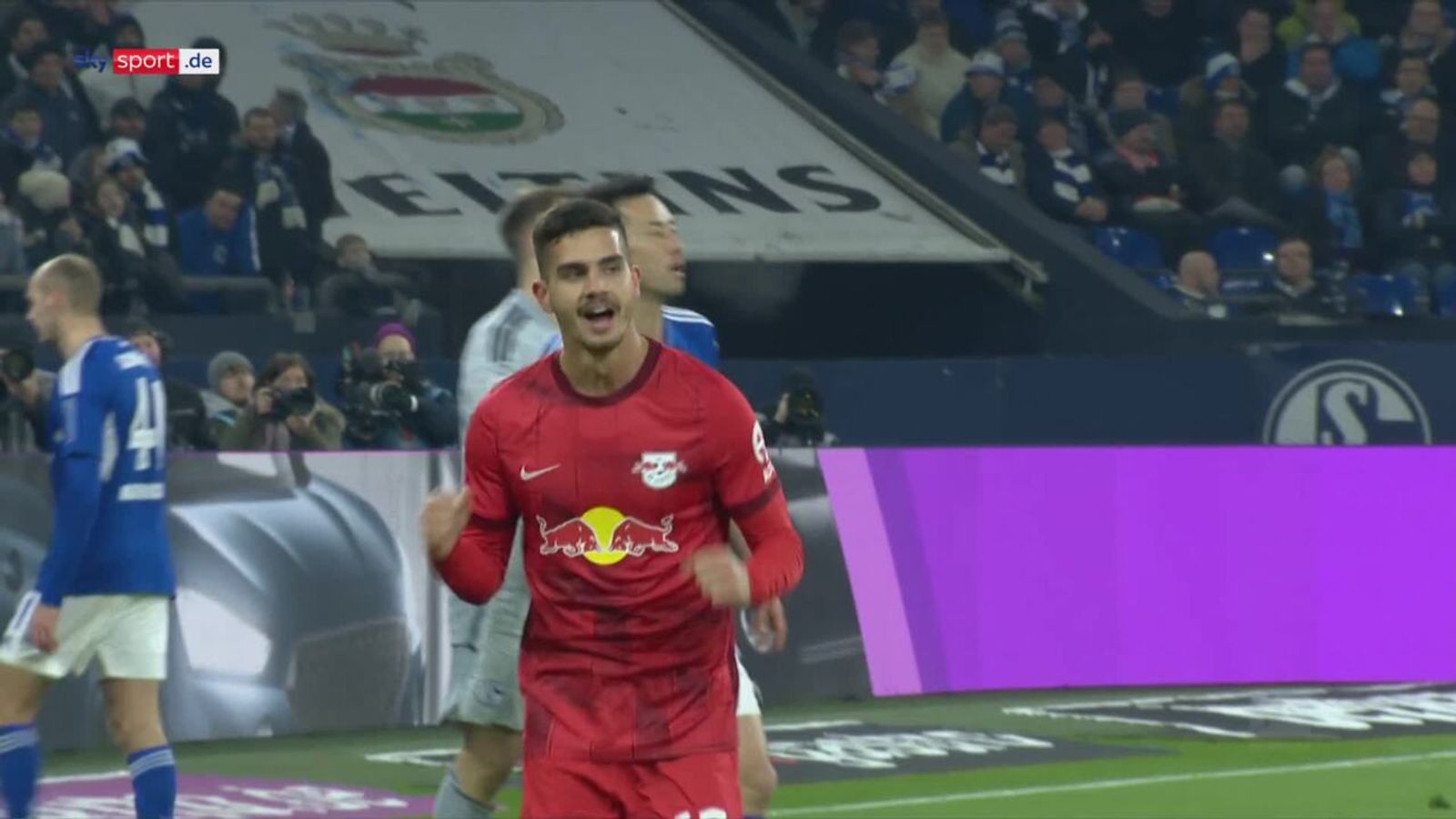 In-Match Video: Silva mit dem Abstauber nach abgewehrtem Olmo-Schuss ...