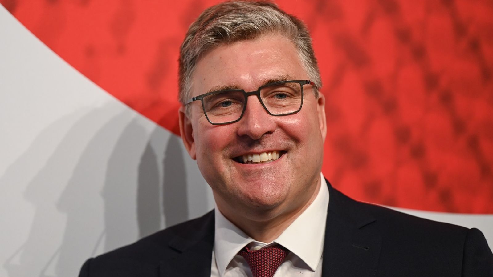 Eintracht Frankfurt: Axel Hellmann bleibt Vorstandsboss der SGE ...