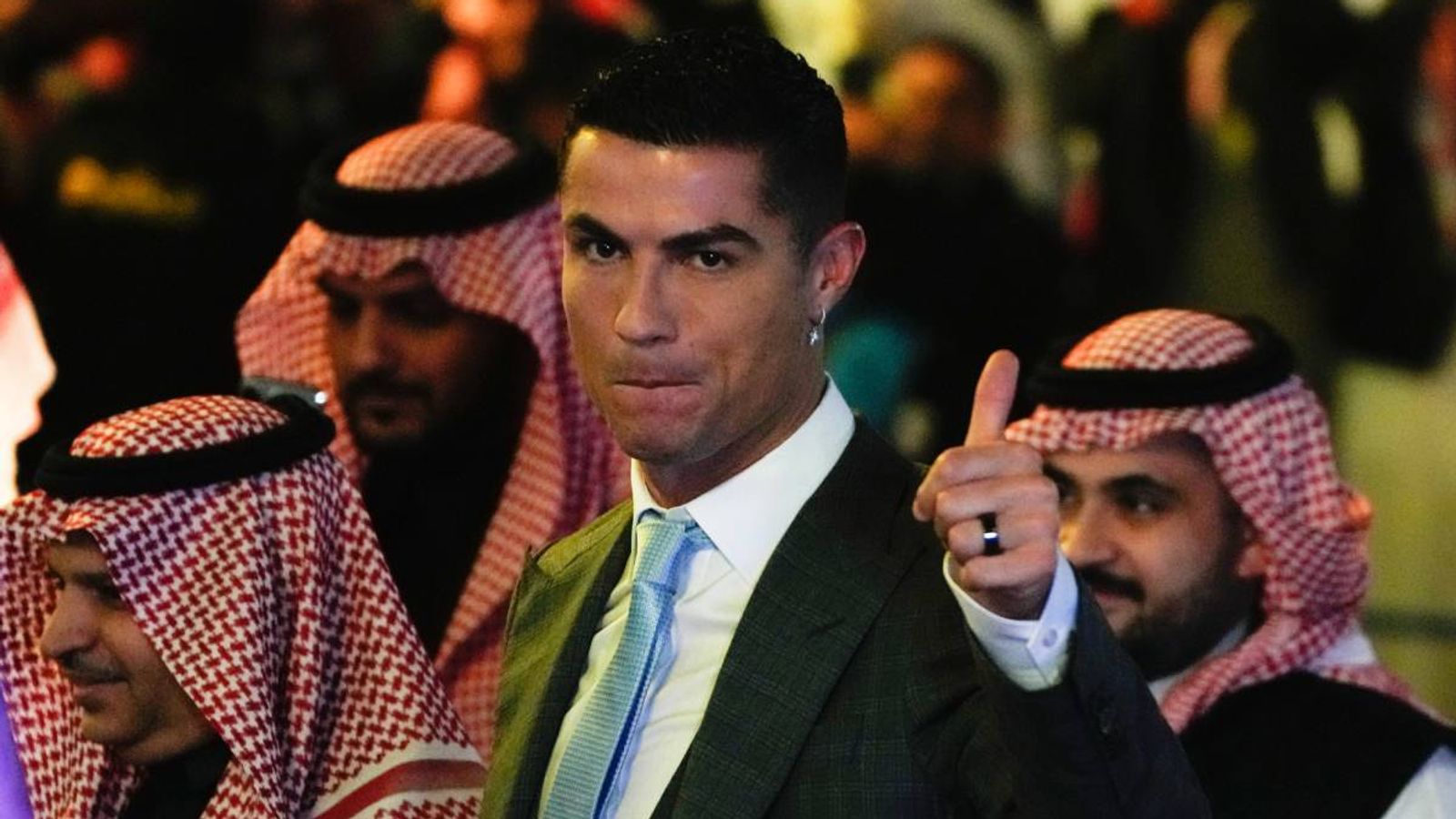 Ronaldo mit großer Laser-Show bei Al-Nassr empfangen | Fußball News ...