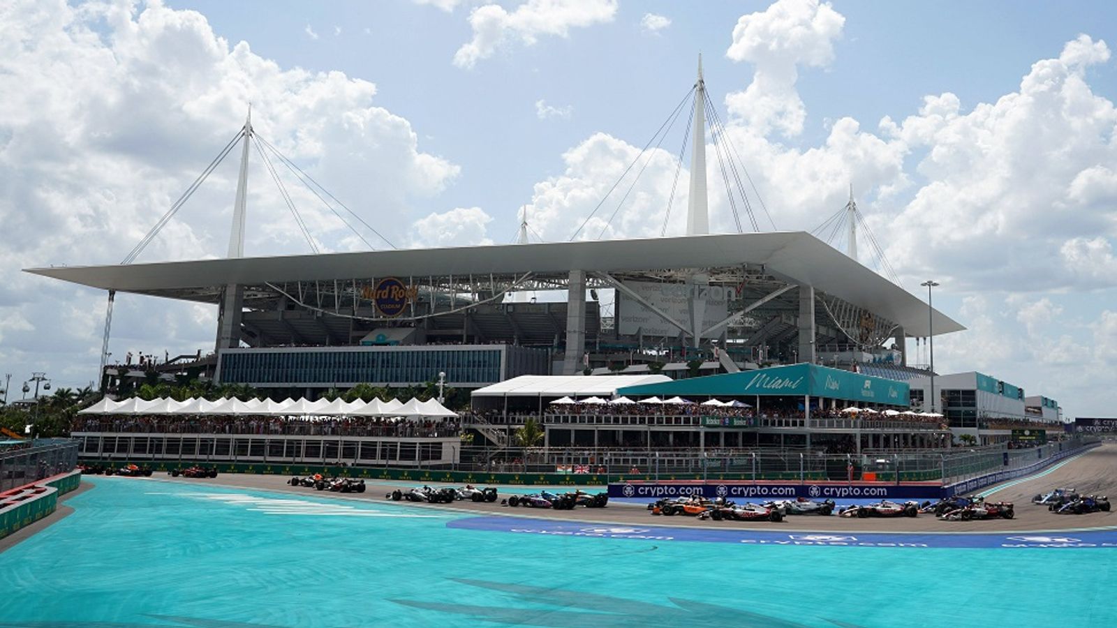 Formel 1: Fahrerlager im Stadion der Dolphins beim Miami-GP | Formel 1 ...