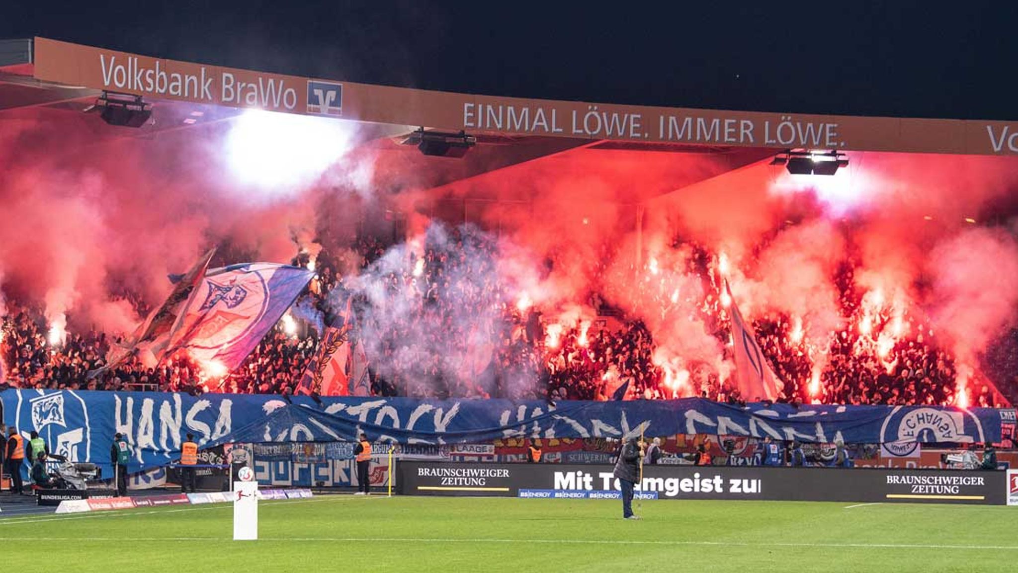 2. Bundesliga: Geldstrafen für Hansa Rostock und Düsseldorf | Fußball ...