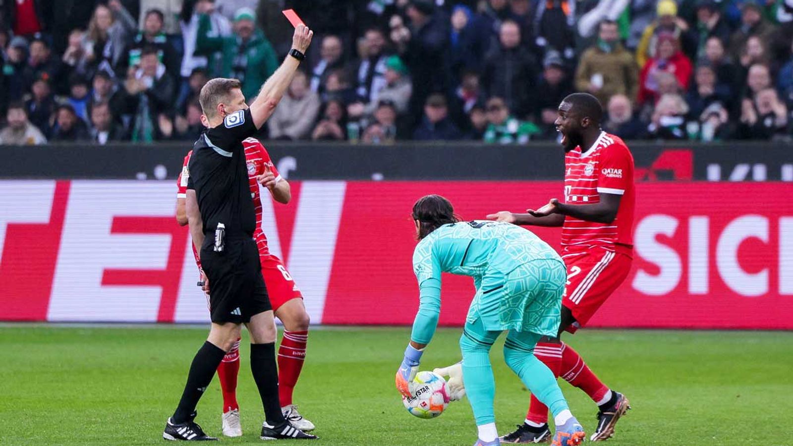 FC Bayern: Upamecano nach Roter Karte für ein Spiel gesperrt | Fußball ...