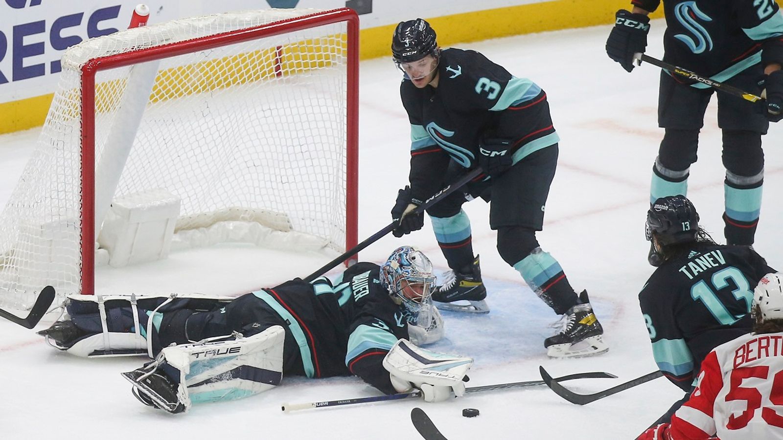 NHL: Grubauer & Kraken halten Playoff-Kurs - Peterka schlägt Sturm ...