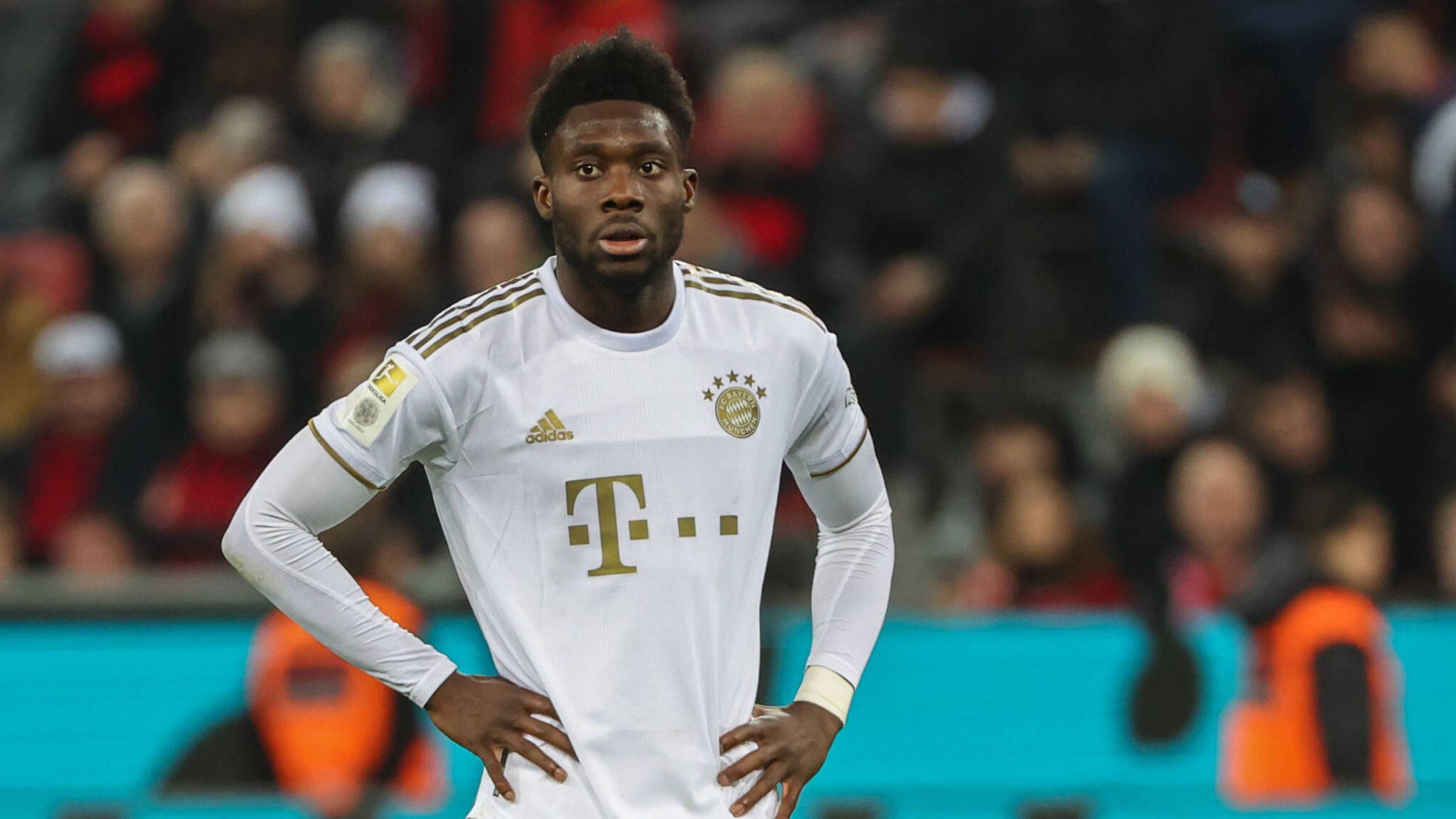 FC Bayern München: Alphonso Davies spricht über sein Leben abseits des ...