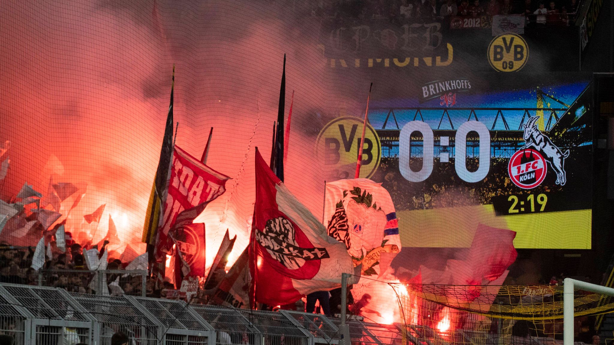 Bundesliga: Kamermann bei BVB gegen Köln wegen Pyrotechnik verletzt ...