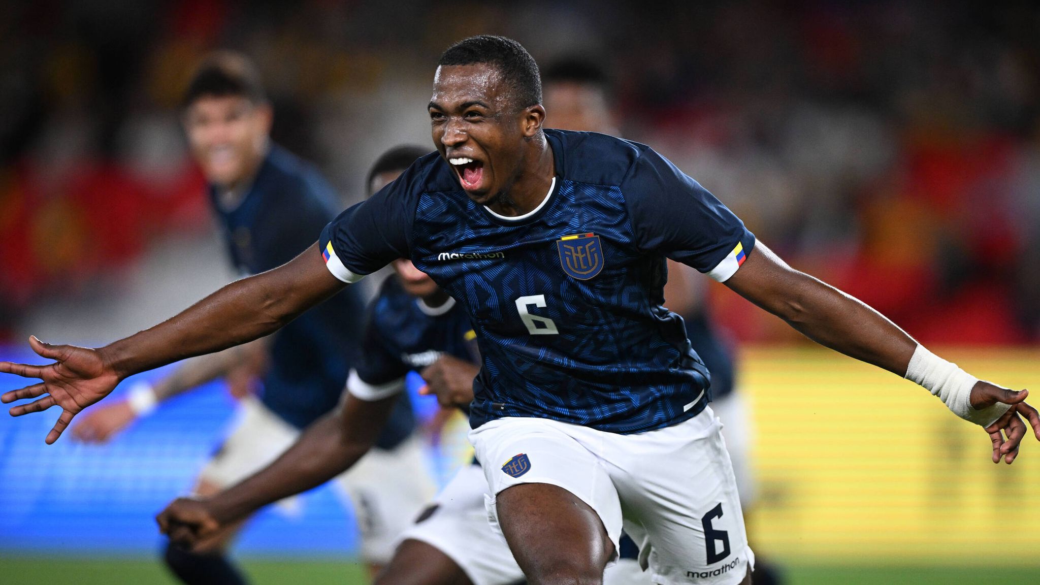 Fußball Transfer: Frankfurt verpflichtet Pacho | Fußball News | Sky Sport