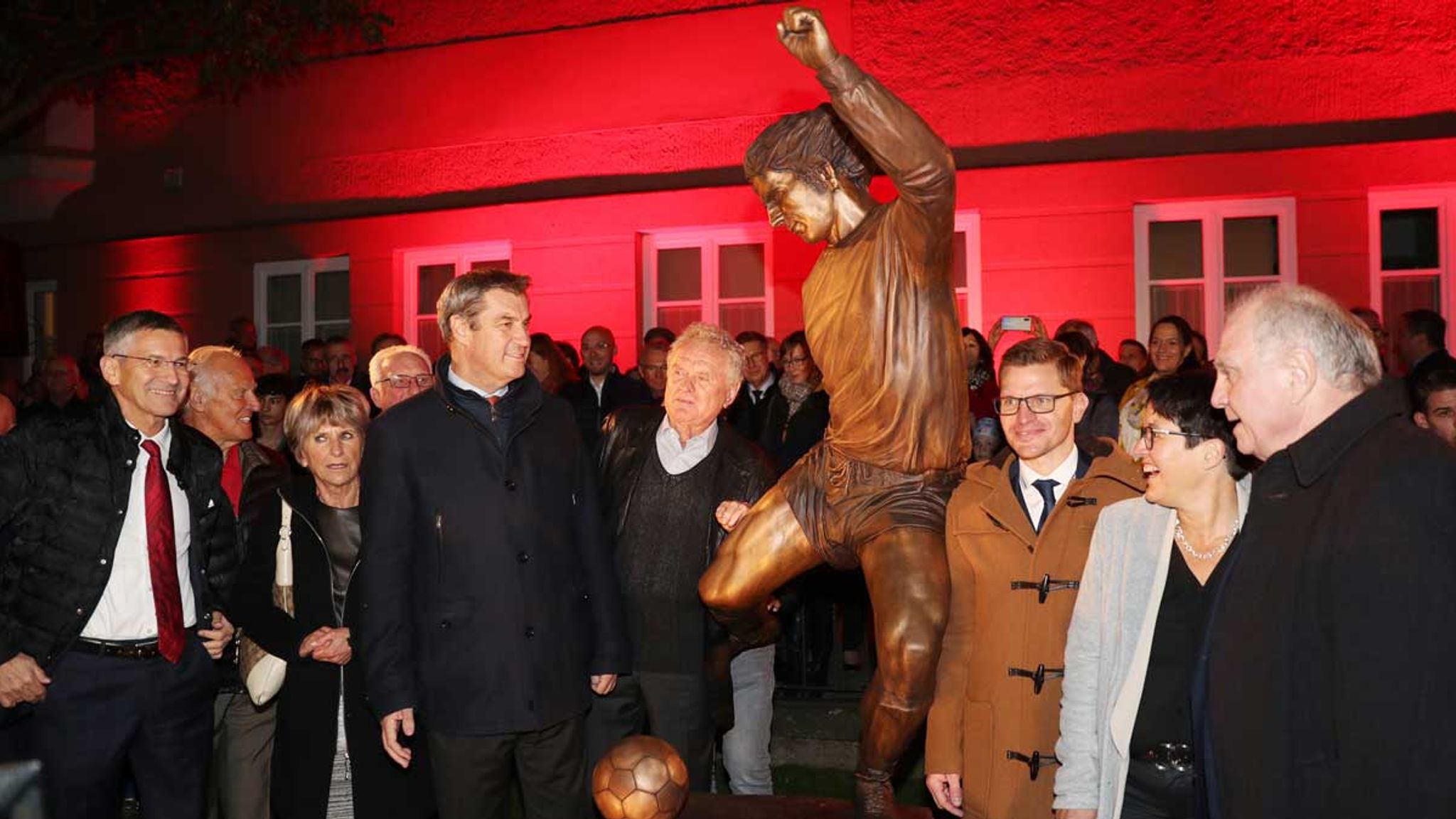 FC Bayern: Müller-Denkmal vor der Allianz Arena: FCB-Fans spenden ...