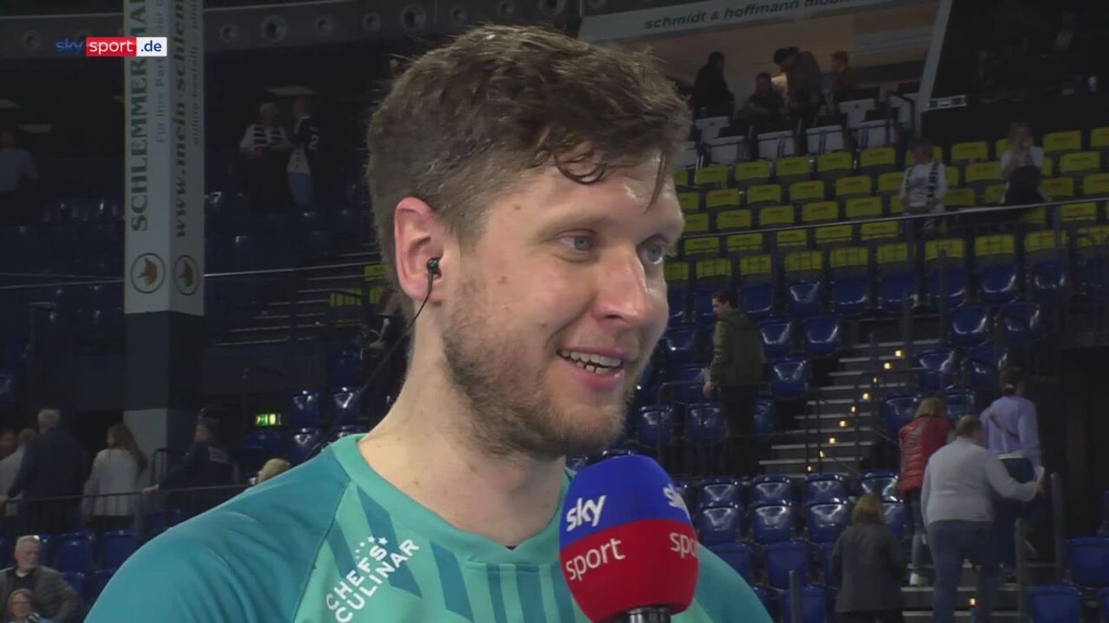 Handball: Niklas Landin zeigt sich nach dem Sieg im Topspiel gegen ...