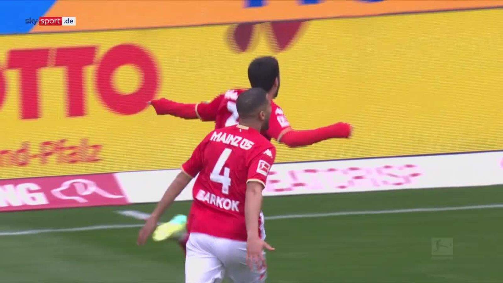 In-Match Video: Wahnsinn in Mainz! Aaron Martin trifft ins lange Eck ...